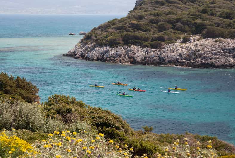 Navarino Bay: zeekajakken met lunch | GetYourGuide
