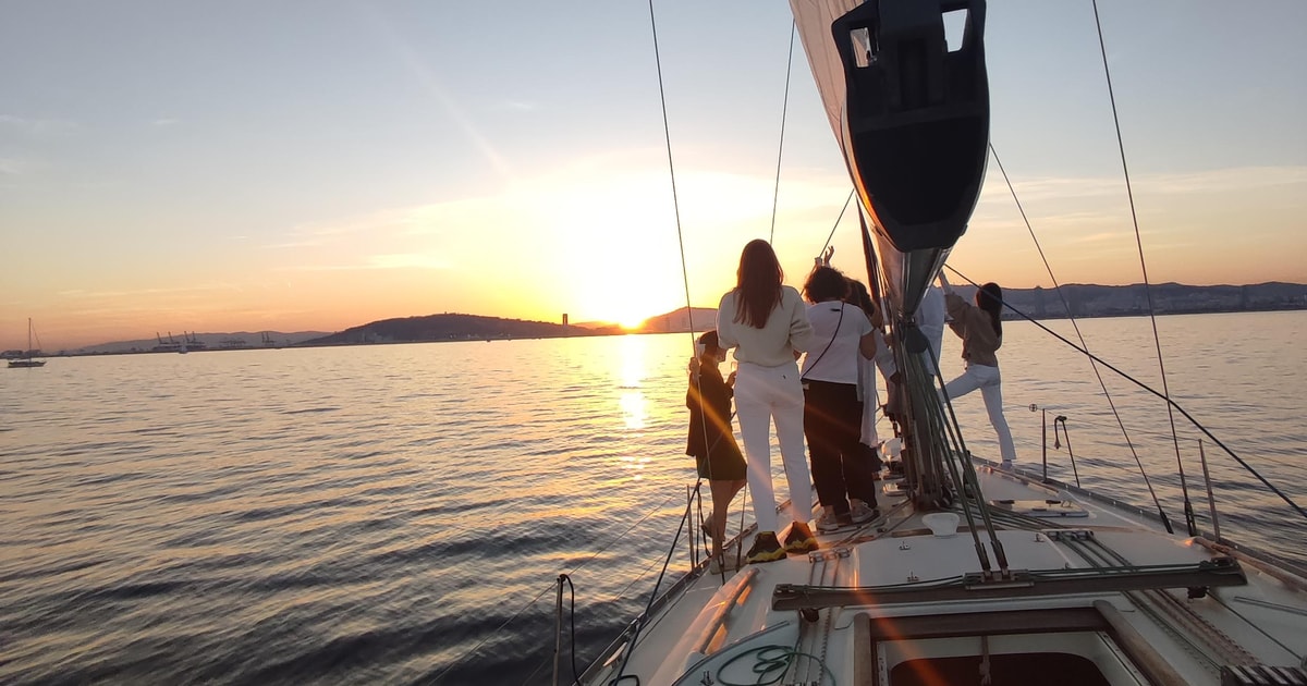 Tour en barco privado, Barcelona, Badalona, hasta 9 personas ...
