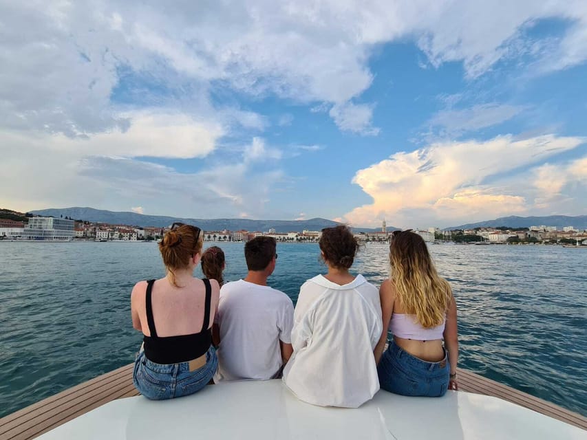 Desde Split: Tour en barco de lujo con cabina a la Cueva Azul y Hvar ...