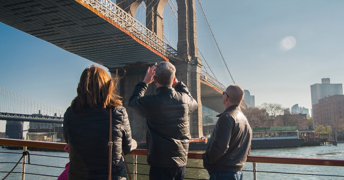 NYC: Sightseeing Holiday Cruise mit Drink | GetYourGuide