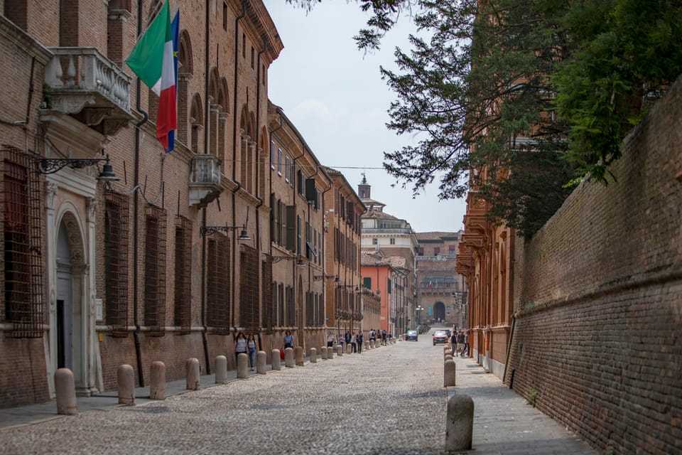 Ferrara: Hoogtepunten van de stad Wandeltour met lokale gids | GetYourGuide