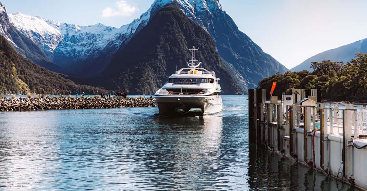 Croisière nature à Milford Sound sur un catamaran à toit en verre de ...