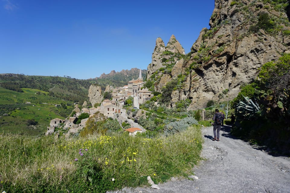 Excursión privada de Pentedattilo a Rocche di Santa Lena | GetYourGuide