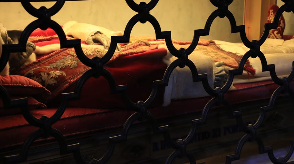 Rom: Besichtigung des Petersdoms mit Kuppelbesteigung und Krypten ...