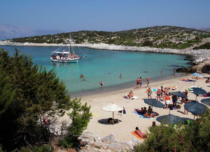 Samos: Rejs łodzią z obiadem z grilla do Samiopoula | GetYourGuide