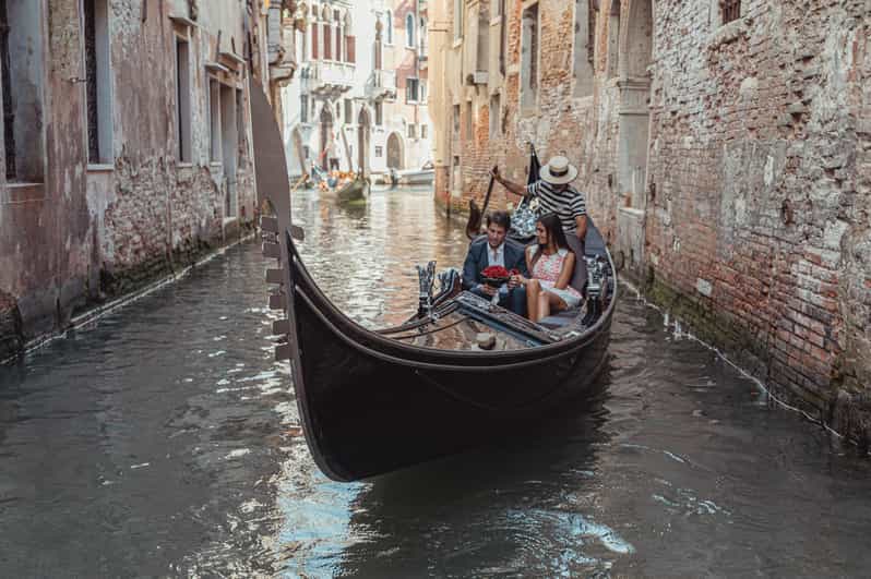 Veneția: Plimbare privată cu gondola pe Podul Rialto | GetYourGuide