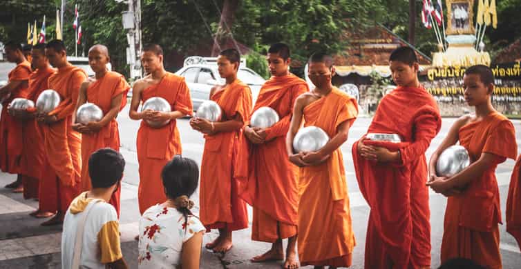 Chiang Mai: Buddhistisk almisse og markedsudflugt med måltid | GetYourGuide