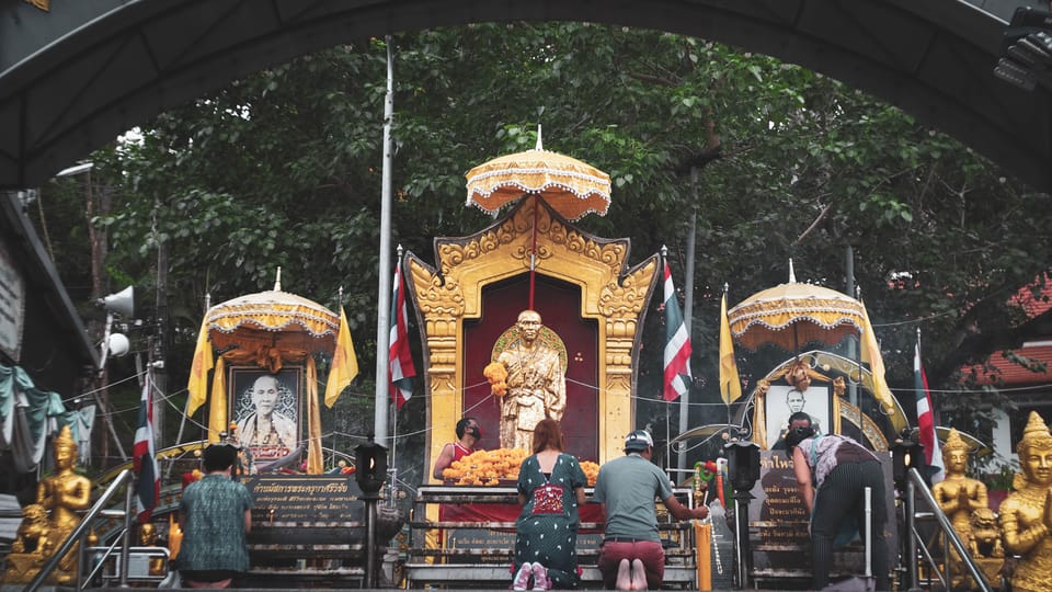 Chiang Mai: Buddhistisk almisse og markedsudflugt med måltid | GetYourGuide