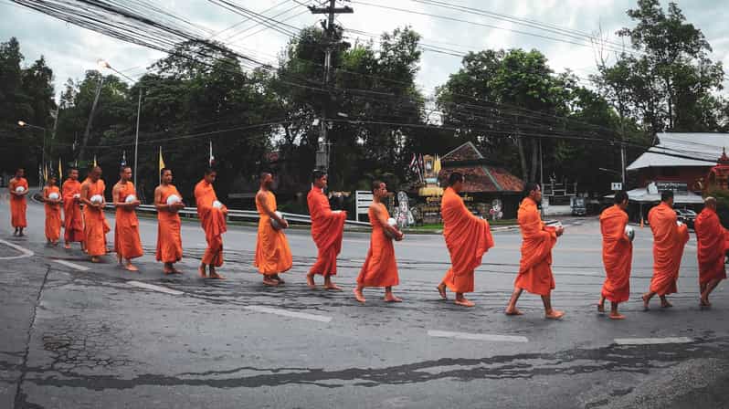 Chiang Mai: Buddhistisk almisse og markedsudflugt med måltid | GetYourGuide