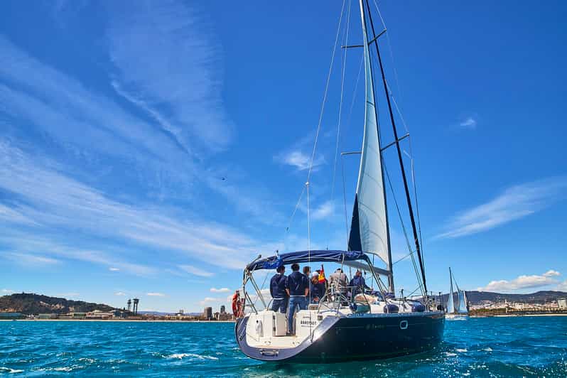 Descalzo: Crucero privado en velero por Barcelona | GetYourGuide