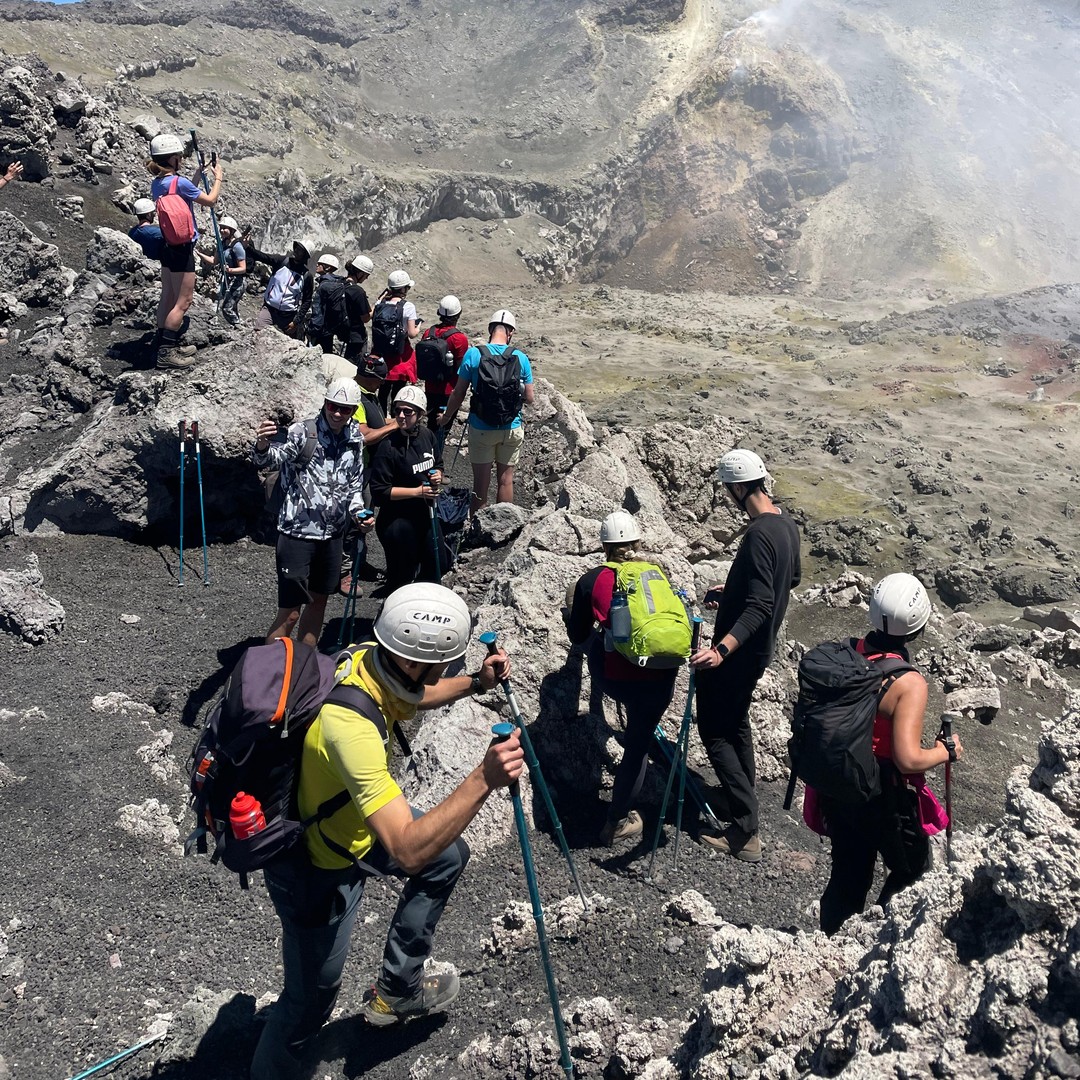 Etna Nord (3350 m) in 4x4 e escursione guidata al cratere centrale | GetYourGuide