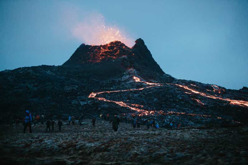 Reykjavík: Aktive Vulkanwanderung und Blaue Lagune | GetYourGuide