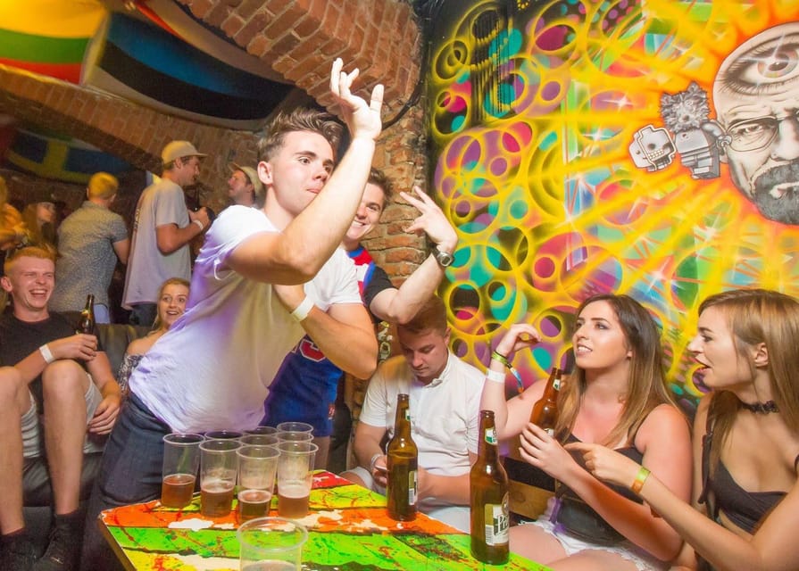 Praag: Kroegentocht met open bar en VIP toegang | GetYourGuide