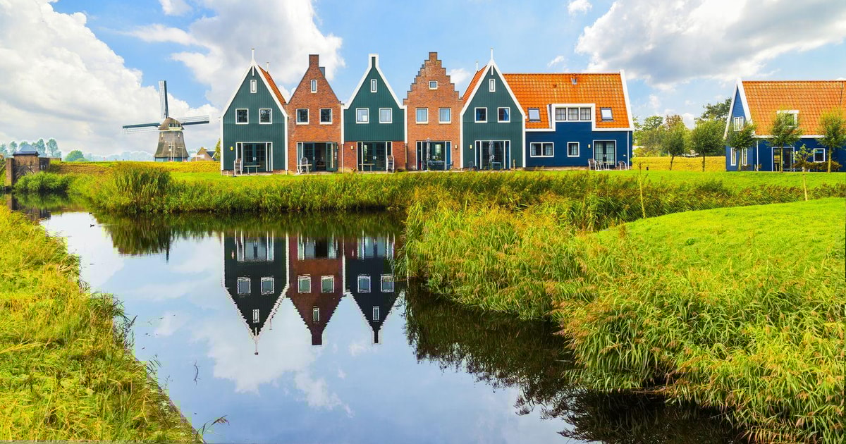 Volendam: a Walk Through the Traditional Fishing Village | GetYourGuide