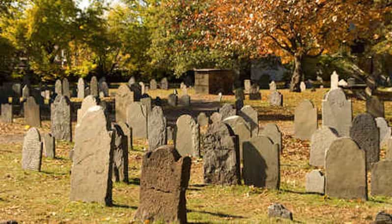 Salem: recorrido por el cementerio de Grave Matters | GetYourGuide