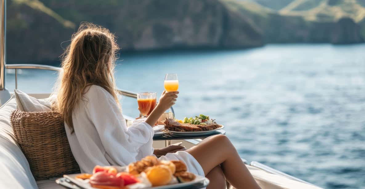 Barcelone : Petit-déjeuner sur un voilier de luxe depuis le Port Olimpic | GetYourGuide