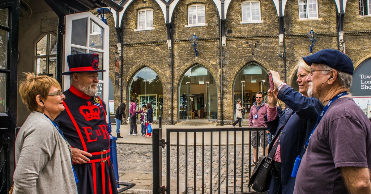 Tower of London: Beefeater Opening Ceremony & Crown Jewels | GetYourGuide