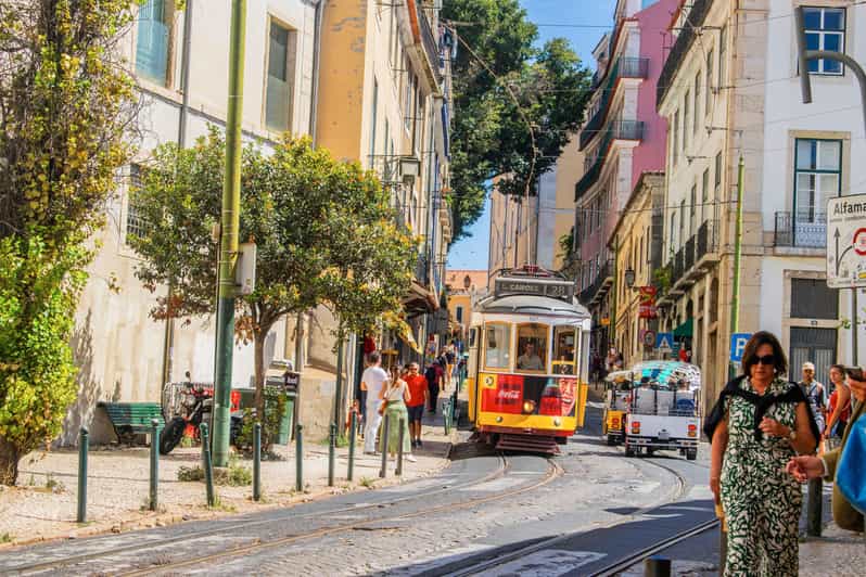 Lissabon: Ganztagestour mit Guide durch die Stadtteile Alfama und Baixa | GetYourGuide
