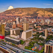 Medellín: Tour privado de la ciudad con Metrocable y Comuna 13 - 2026 ...