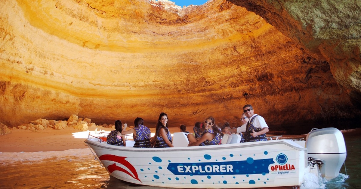 Portimão: crucero en barco por las grutas de Benagil | GetYourGuide