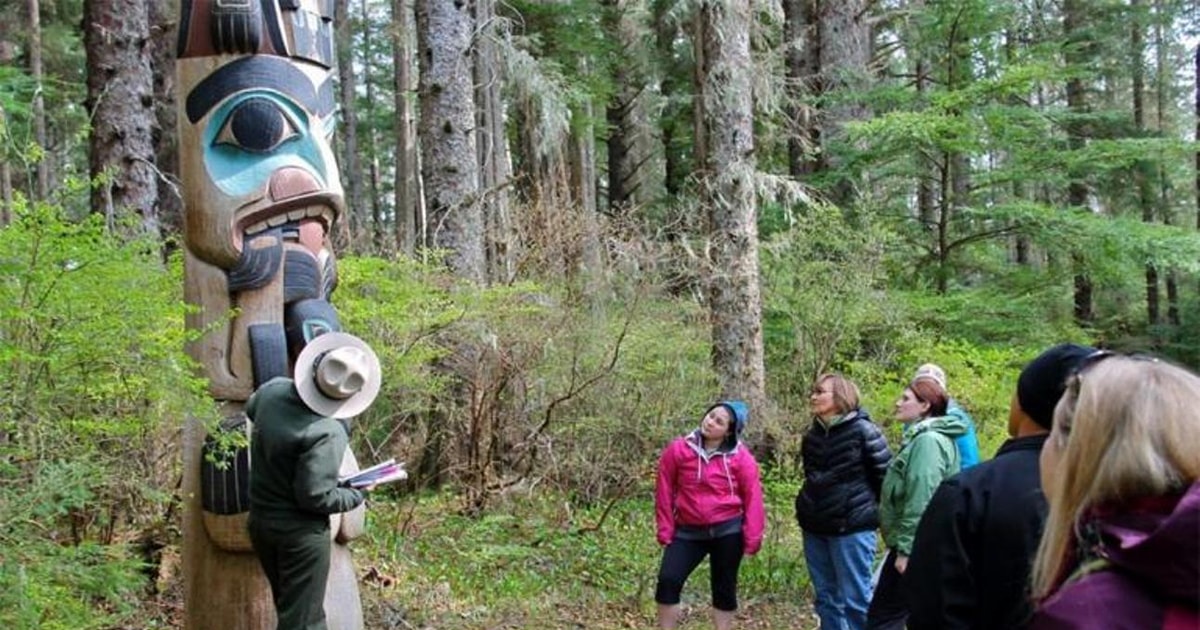 Sitka: Tour a pie autoguiado con audioguía | GetYourGuide