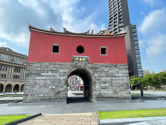 Taipei: Classic Landmarks Day Tour | GetYourGuide