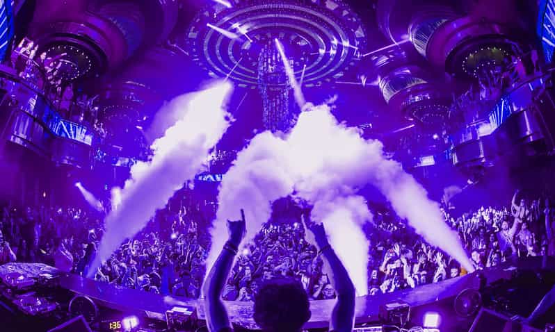 Las Vegas: Club Crawl and Party Bus with Free Drinks | GetYourGuide