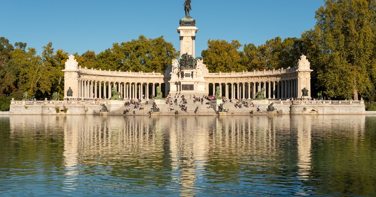 Madri: tour autoguiado com áudio pelo Parque El Retiro | GetYourGuide