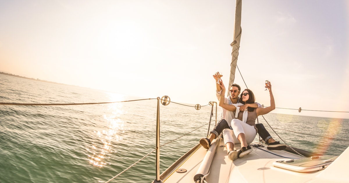 Vigo: Velero Romántico Privado de 1 Noche por la Ría de Vigo | GetYourGuide