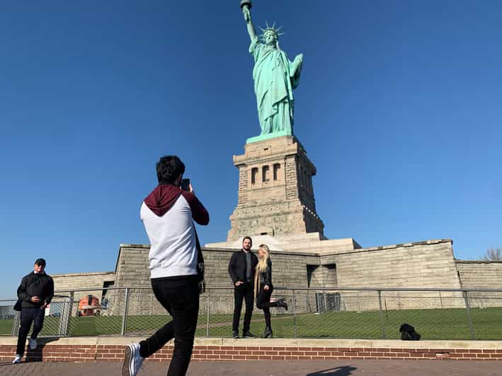 NYC: 9/11 Memorial, Wall Street und Freiheitsstatue Tour | GetYourGuide