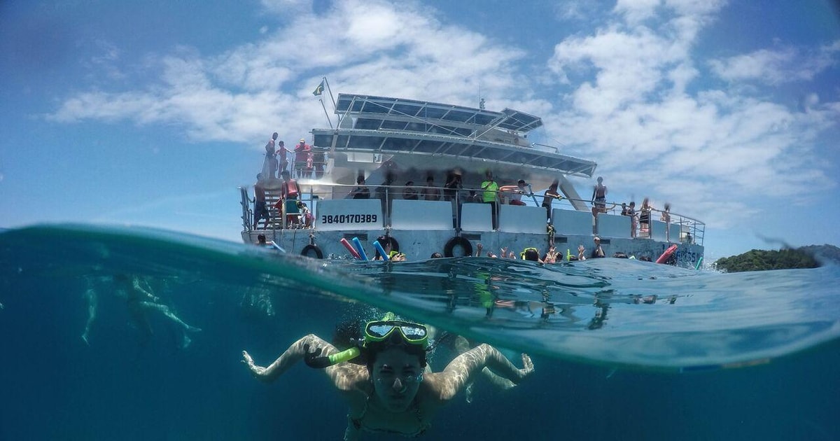 Búzios: Båttur med katamaran | GetYourGuide