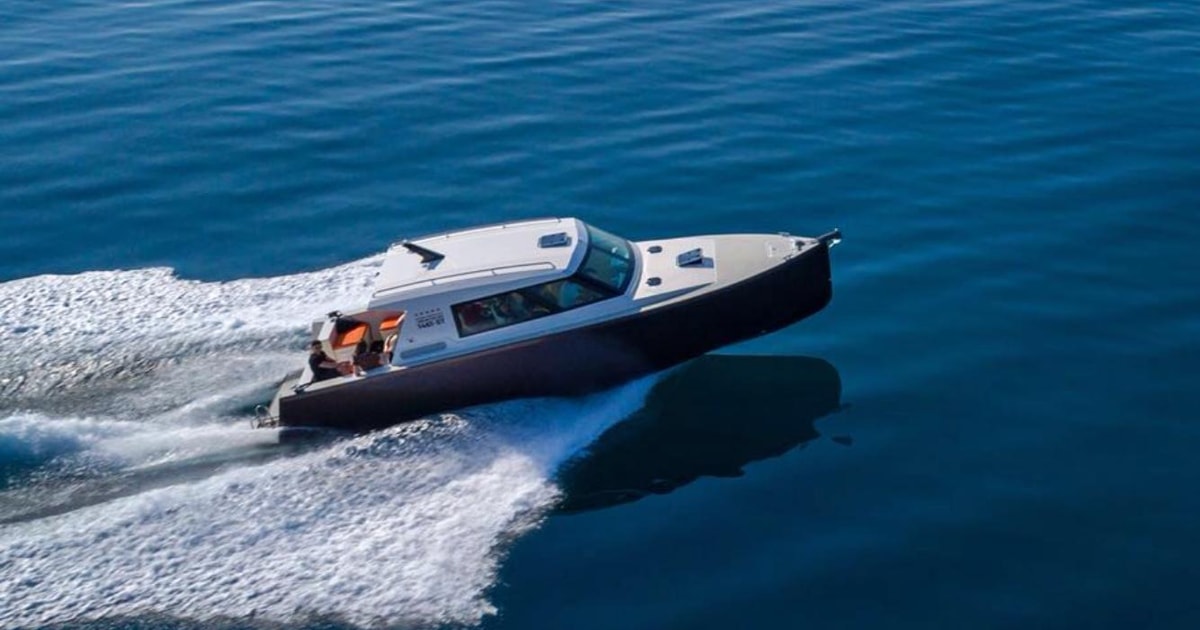 Desde Split: tour guiado en barco de lujo a la Cueva Azul y Hvar ...