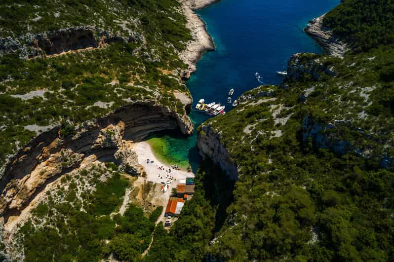 Desde Split: excursión privada de un día a la cueva azul y las islas ...