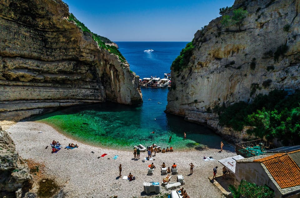 Desde Split: Excursión privada de un día a la Cueva Azul y las Islas ...