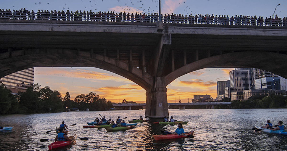 Austin : excursion en kayak de mer sur Congress Avenue au coucher du ...
