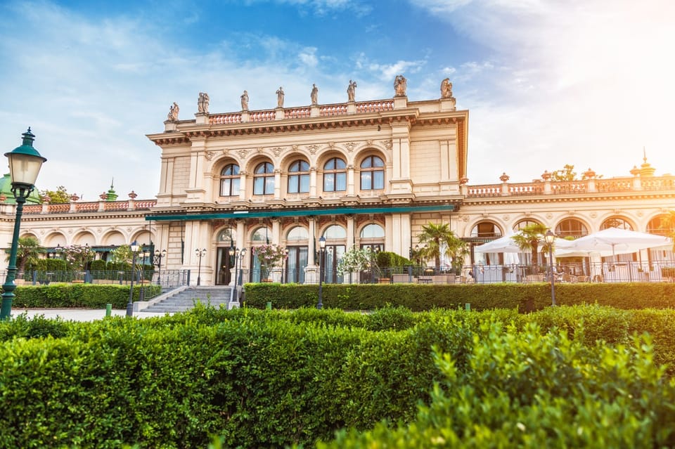 Viena: Conoce a Strauss Visita guiada privada a pie | GetYourGuide