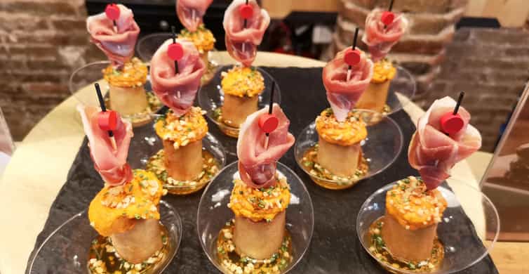 Barcelona: Eten & drinken proeverij in traditionele tavernes | GetYourGuide