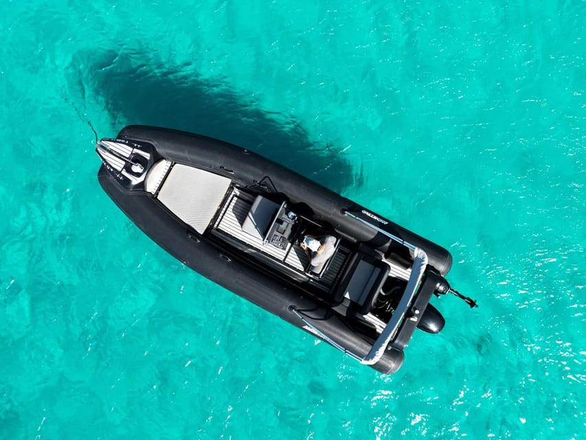 Da Paros: noleggia una barca RIB Triton con skipper opzionale ...