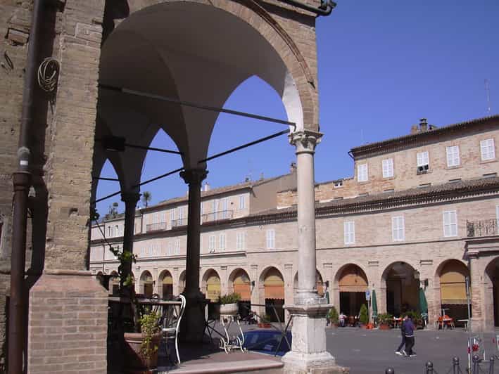 Fermo: Visita panorámica a pie de la ciudad con bebida | GetYourGuide
