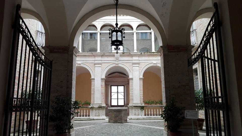 Fermo: Visita panorámica a pie de la ciudad con bebida | GetYourGuide