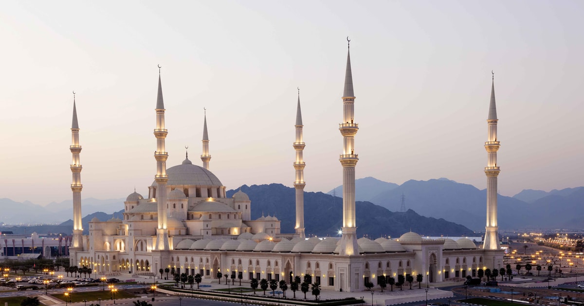 Dubai: Sheikh Zayed Moskeen, Fujairah og Khorfakkan Tour | GetYourGuide