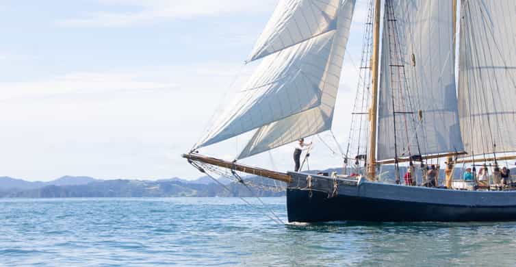 Russell: aventura de navegación en velero alto al atardecer con ...