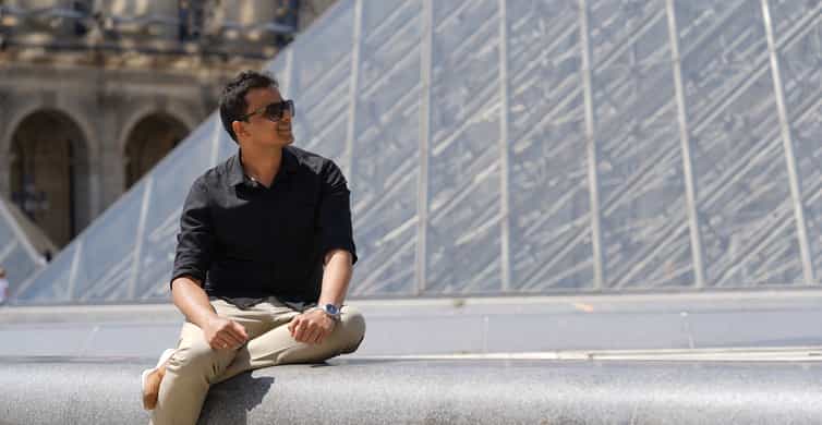Paris: Professional Photoshoot Outside the Louvre Museum | GetYourGuide