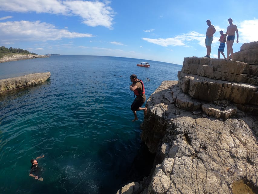 Pula: Excursión en Kayak al Atardecer con Snorkel y Salto de ...