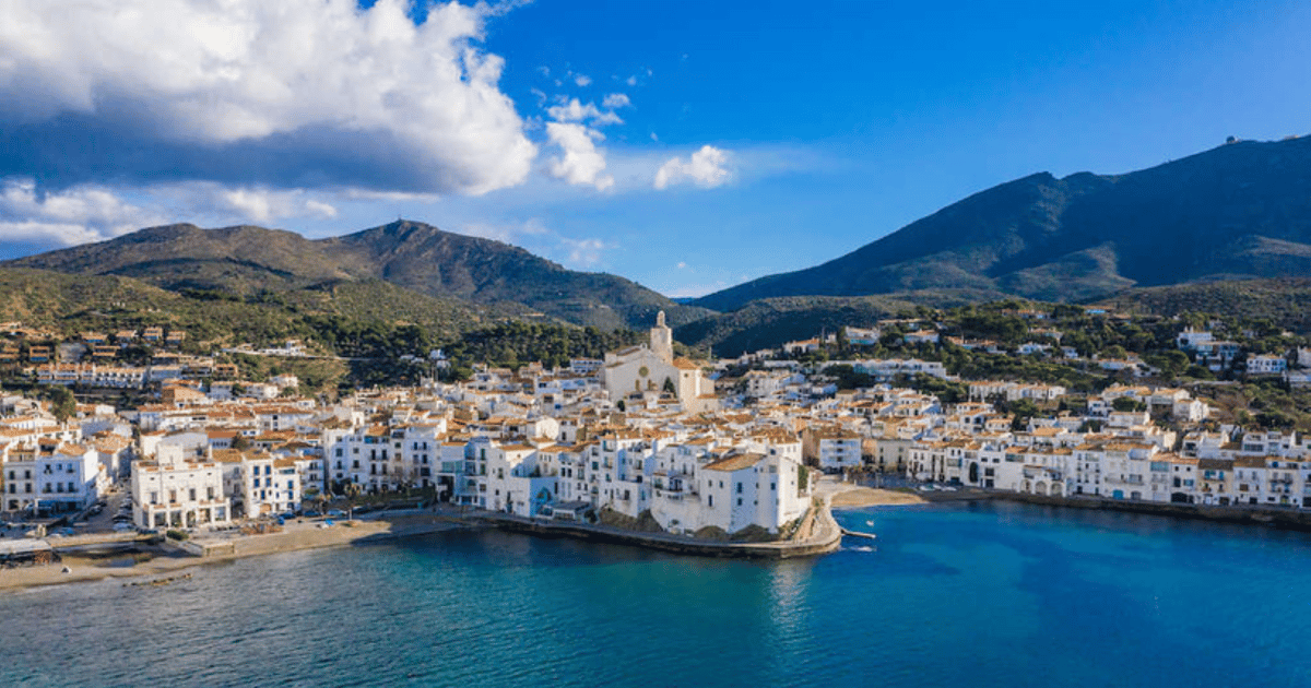 Från Roses: Båttur längs den katalanska kusten i Cadaqués | GetYourGuide