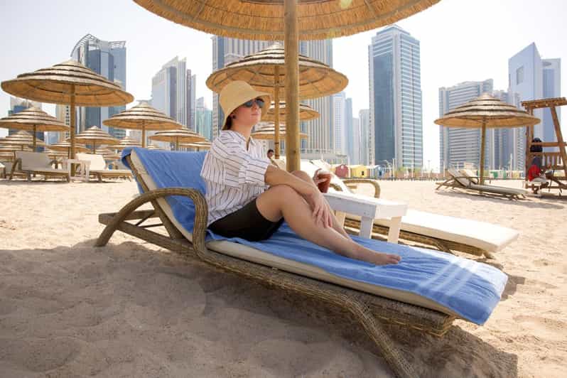 Doha: Doha Sands Beach Club Toegang met Zonnebank, Handdoek & Water | GetYourGuide