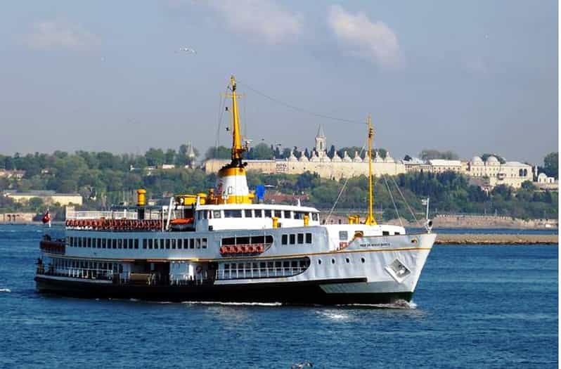 Istanbul: Turul lalelelor din Parcul Emirgan cu plimbare cu feribotul ...