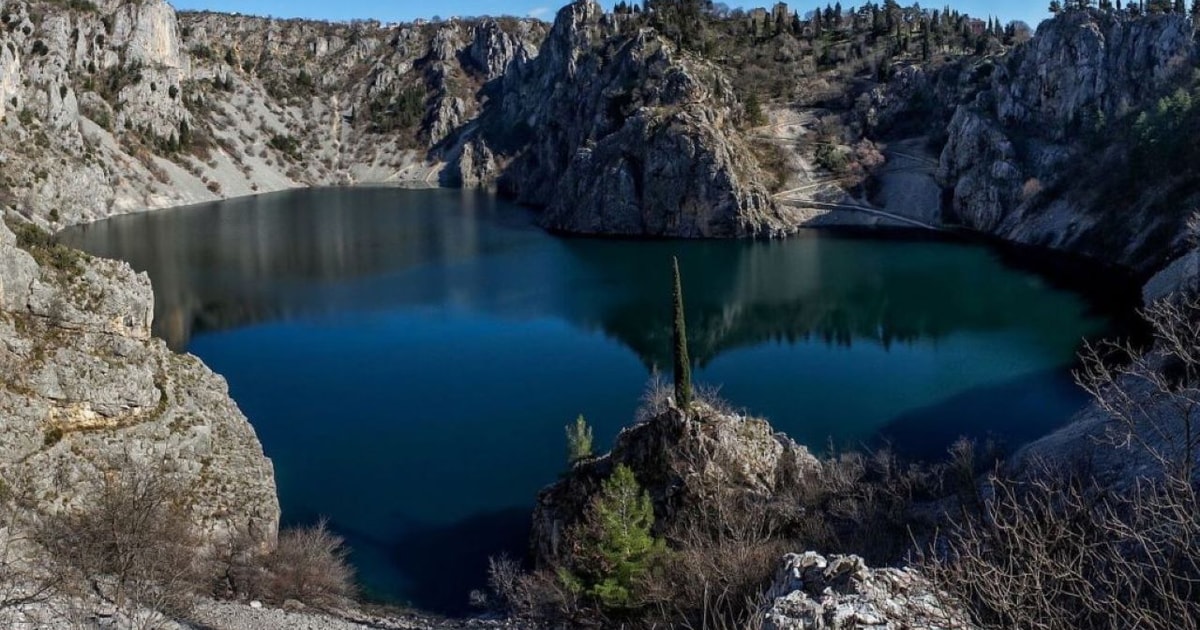 Imotski Blue & Red Lake Tour met zwemmen in het meer & lunch | GetYourGuide