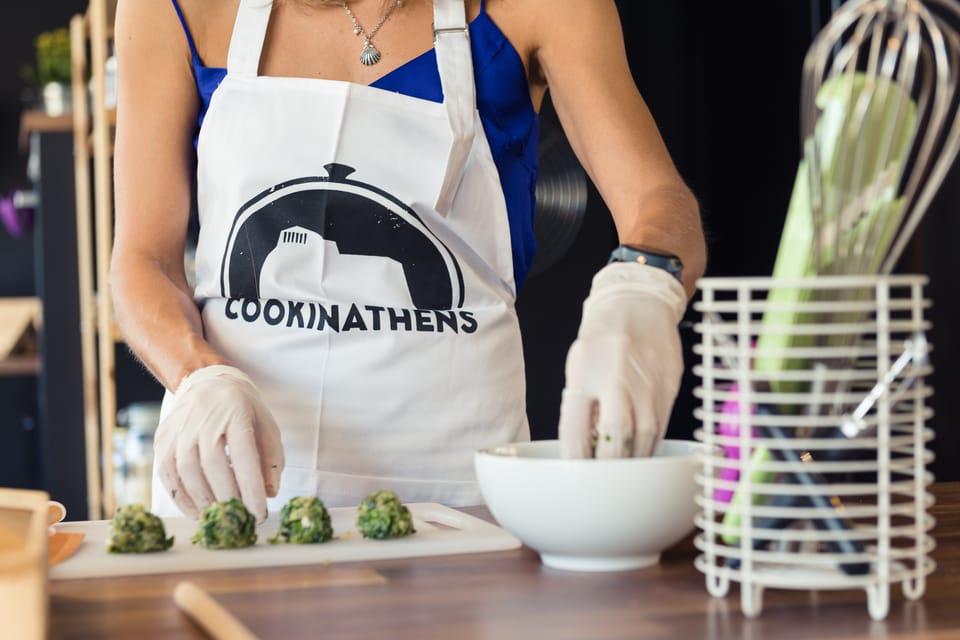 Atenas: Clase de cocina tradicional griega con comida completa | GetYourGuide
