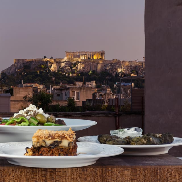 Atenas: Clase de cocina tradicional griega con comida completa | GetYourGuide